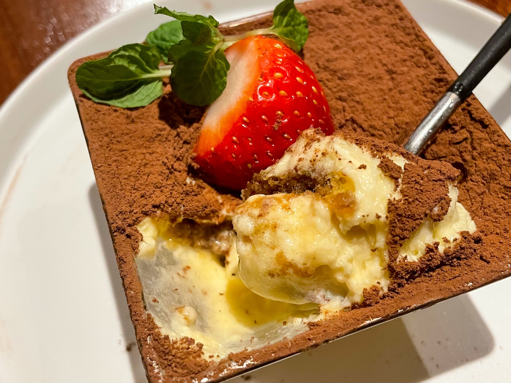 福岡・春吉の注目店！全席GUCCI椅子の「cafe mitu（ミツ）」